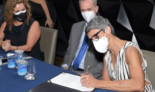 Professoras Alamanda Kfoury e Cristina Alvim tomam posse como diretora ...